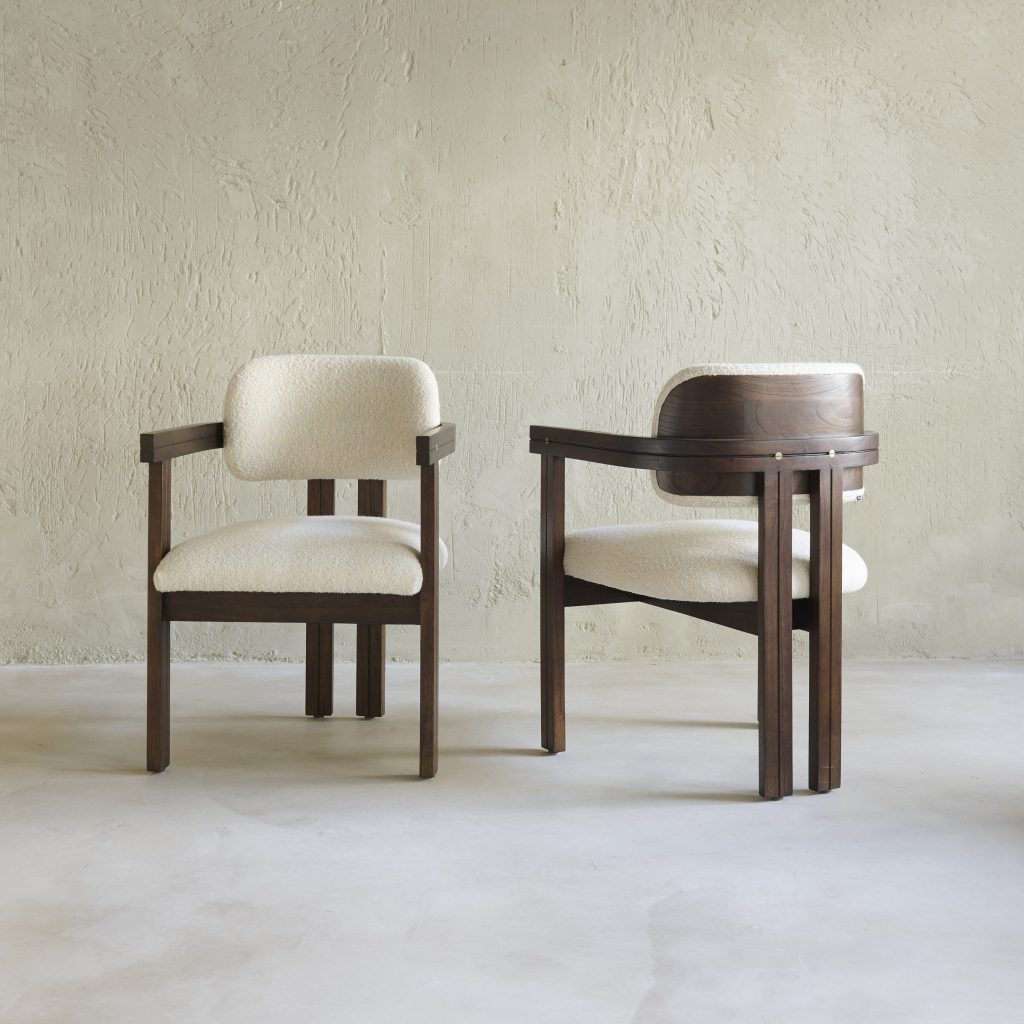 Sillón de comedor de madera oscura y tapizado beige - Tristán Domecq